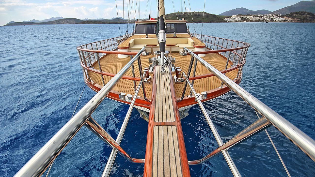 Dragonfly Yacht Charter Details, Custom | CHARTERWORLD Luxury Superyachts